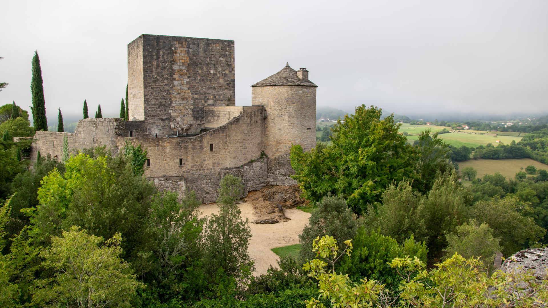 Montbrun village perché dominant la vallée du Lot