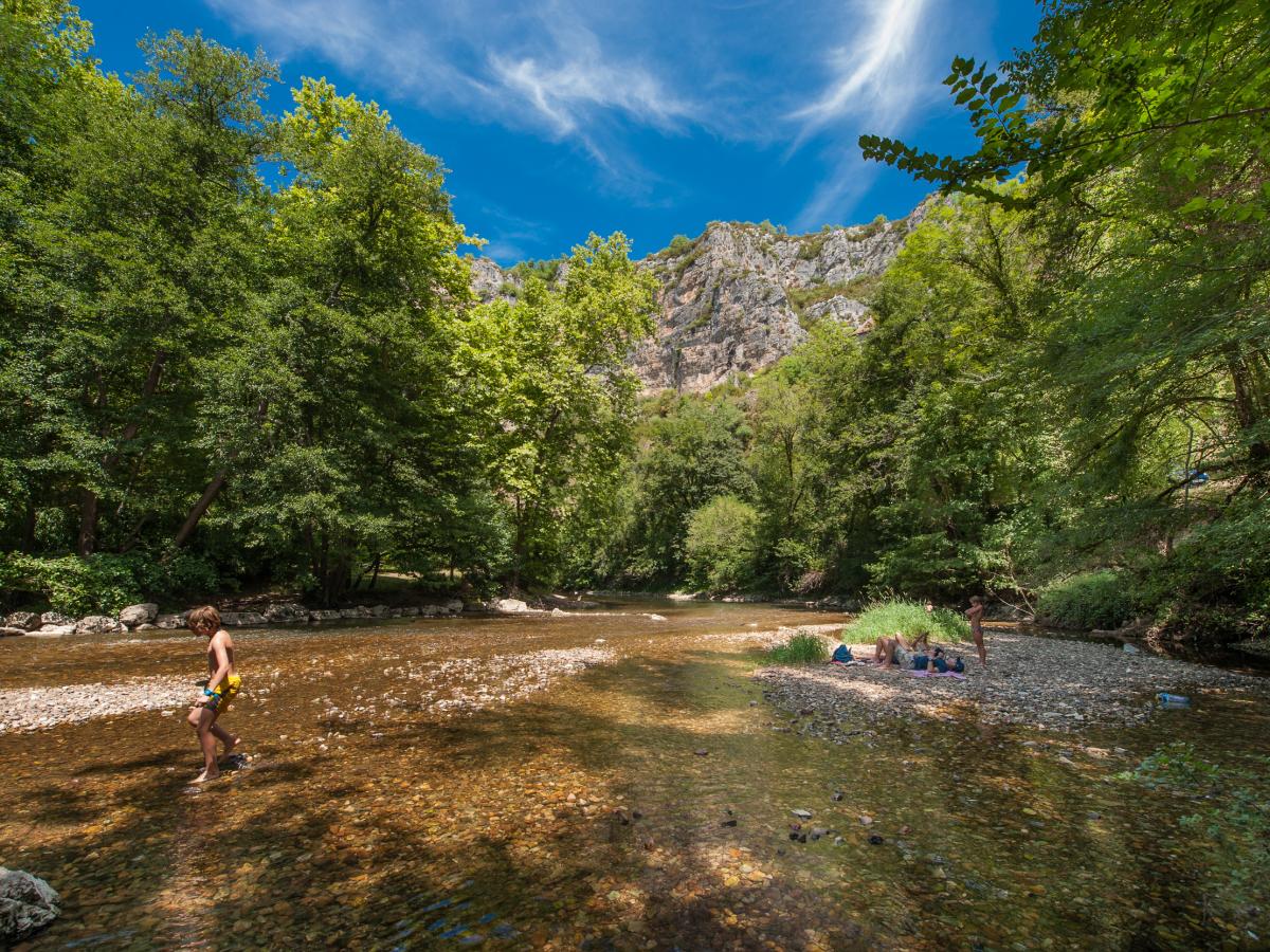 Visiter la vallée du Célé entre falaises et maisons troglodytiques ...